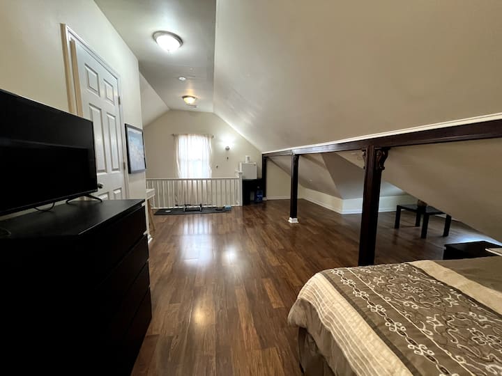Spacious Studio/attic. 1 Bath! - Edgewater, NJ