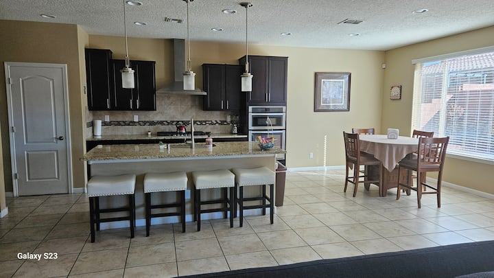 Beautiful Spacious Home With Gourmet Kitchen! - Corrales, NM