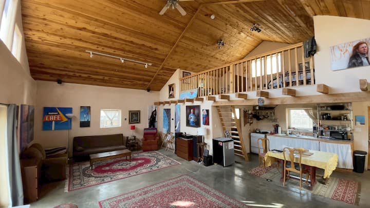 Spacious, Quiet Artist's Studio And Mountain Views - Taos, NM