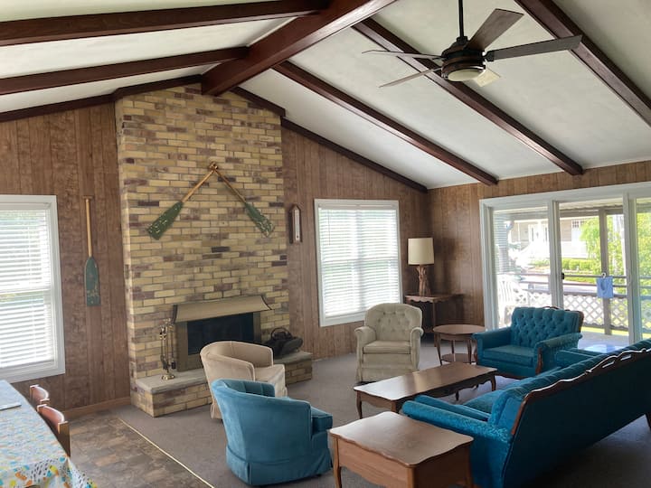 Rustic Retreat - A Retro, Quiet And Spacious Spot! - Port Franks