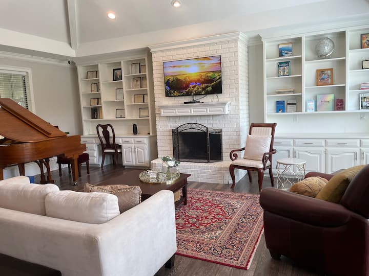 Dallas Home
3 Miles To Fidelity & Charles Schwab - Roanoke, TX