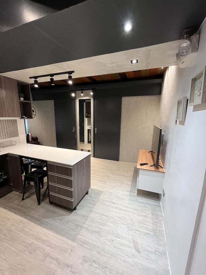 Amaia: 2 Br Luxe Urban Oasis - 