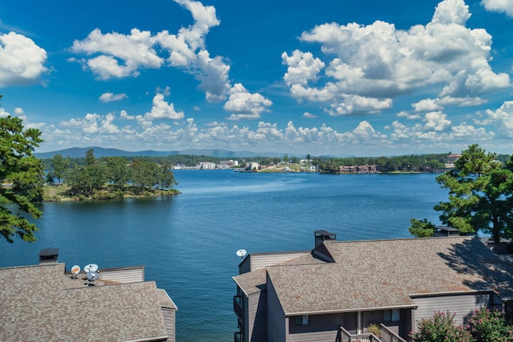Breathtaking Lake Condo! No Stairs - Serene Views! - Lake Hamilton, AR