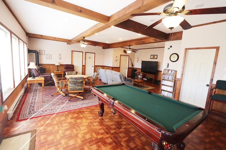 Mountain Retreat With Large Hot Tub & Great Wi-fi - Stanley, VA