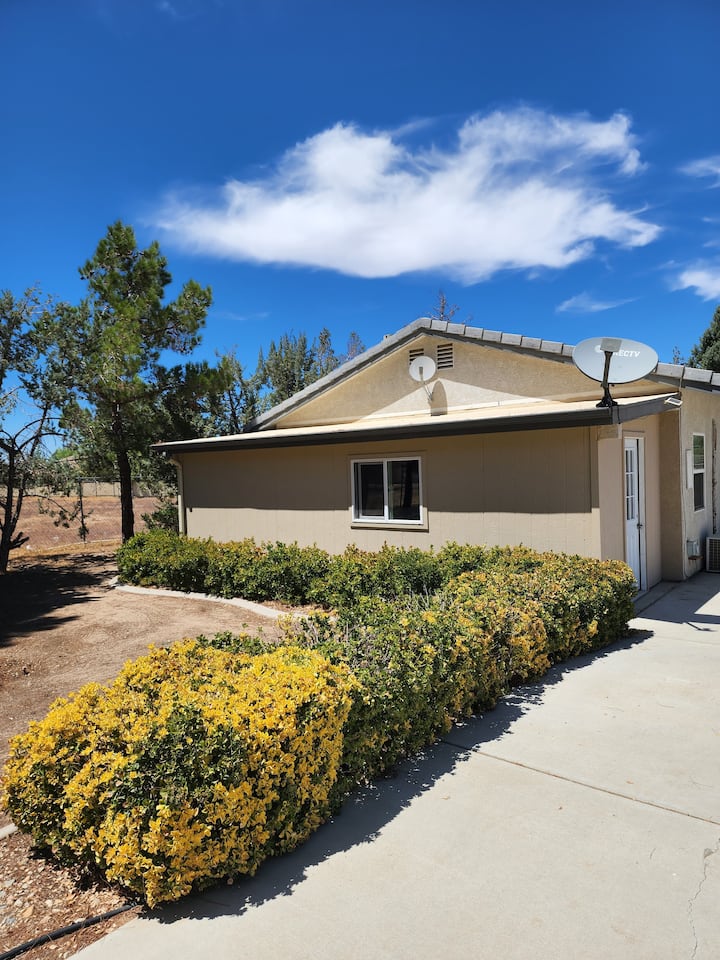 Beautiful Private Guesthouse Right Off Freeway - The Hangar - Lancaster