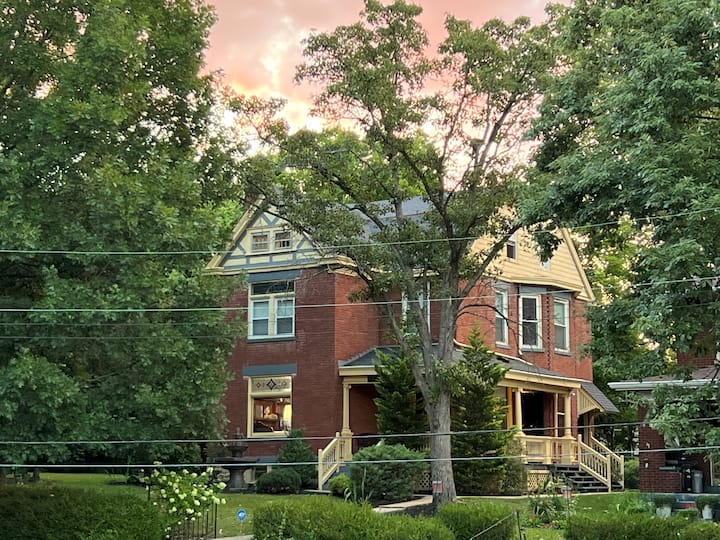 Hilltop Manor, Celebrity Themed Rooms. - Covington, KY