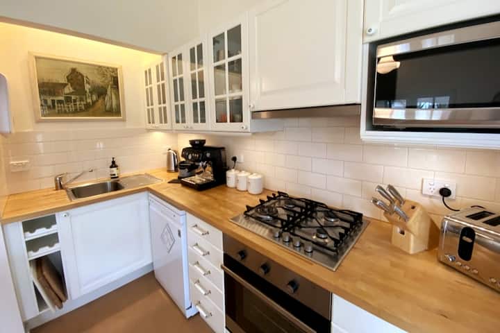 Andrea's White House Residence - Perfect For 10 - Perisher Ski Resort