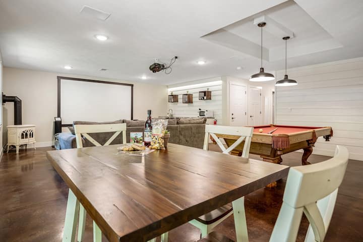 Centrally Located To Wineries, Downtown, & Beaches - Traverse City