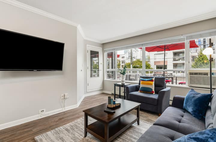 1 Bd+den W/ Patio-hideway In The Heart Of W.end! - Vancouver