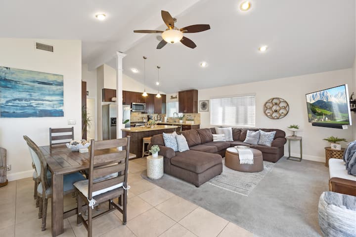Beautiful Home, 3-car Garage, 5 Min Walk To Beach - Newport Beach, CA