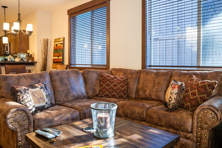 Upscale Modern Truckee Retreat - Truckee, CA