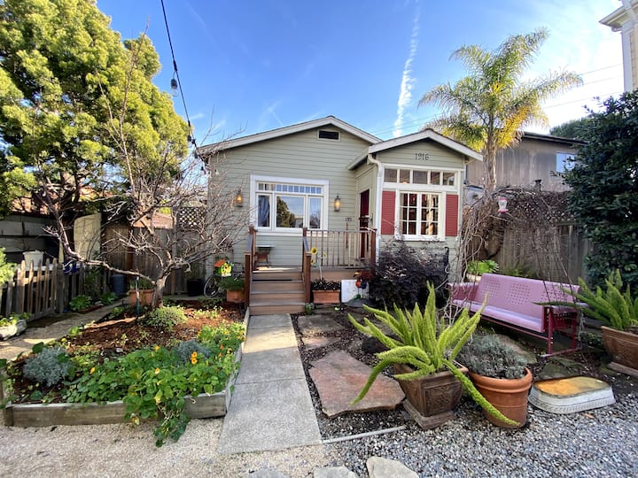 Enchanted Romantic  Garden Cottage - Alameda, CA