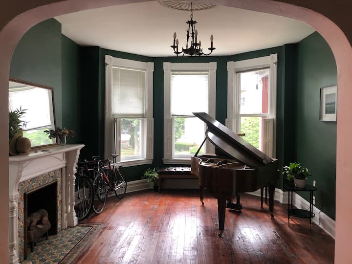 Sun-filled East Liberty Retreat With Piano - Kennywood, West Mifflin
