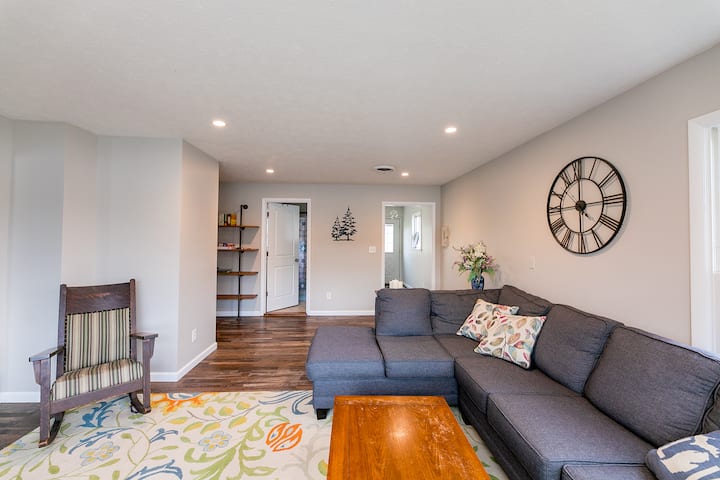 Beautifully Renovated Lakefront Cottage - Tustin, MI