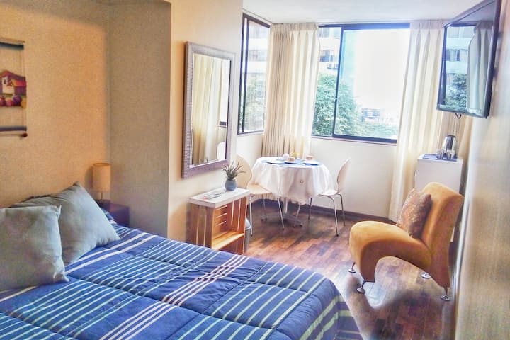 Amplia Habitación Doble En El Centro De Miraflores - Peru