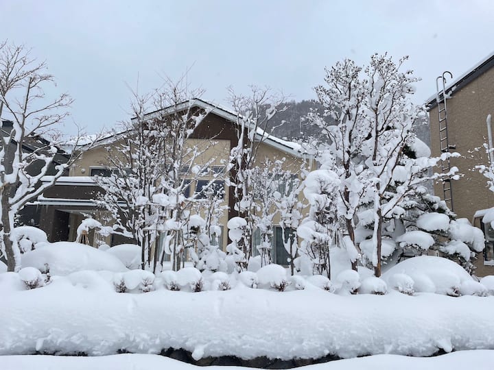 定山渓温泉街にあり、山に囲まれて雰囲気がございます。 - Sapporo