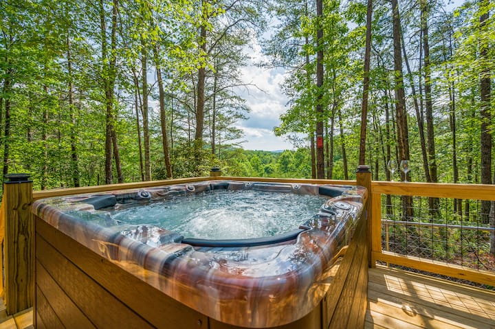 Call Of The Wild/views/game Room/hot Tub - Gatlinburg, TN