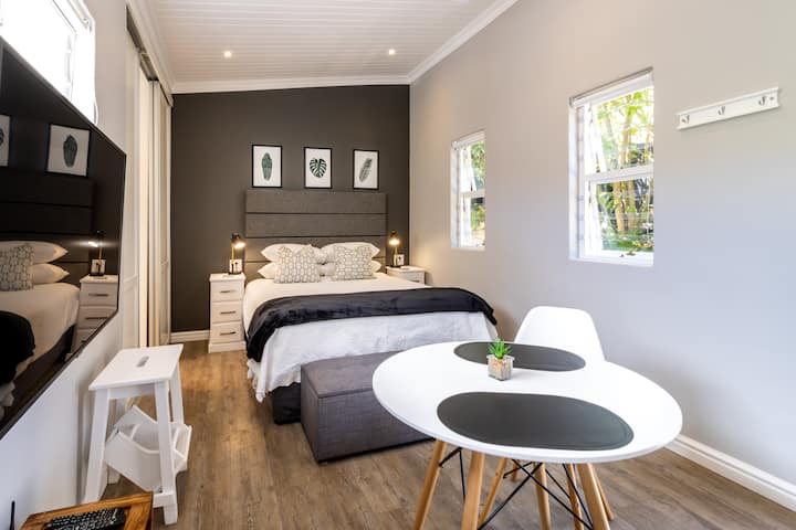 Serene Studio. Stylish. Fully-equipped. Beach 2km. - South Africa