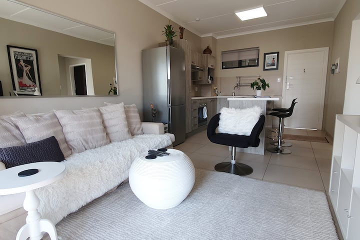 Fresh 1 Br Unit, Garden, Gym, Free Wifi & Parking - Midrand
