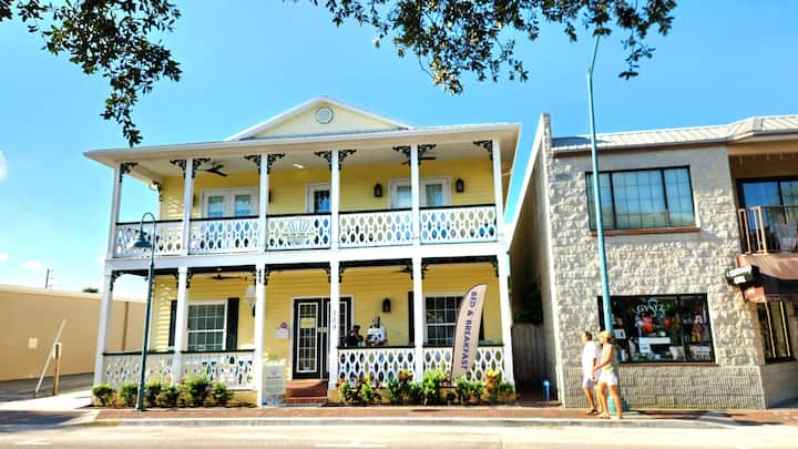 Charming Inn 2 Blocks From Beach - New Smyrna Beach, FL