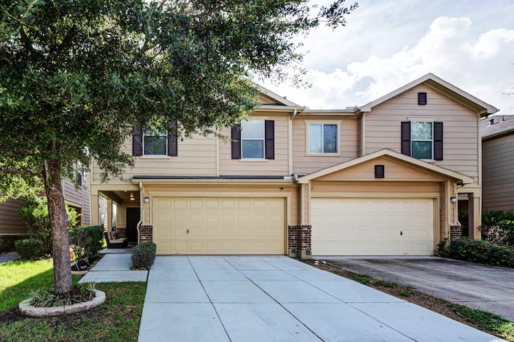 Modern Houston 2 Br Condo Getaway. Very Spacious! - Missouri City, TX