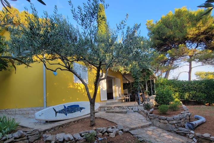 Quaint Hvar Beach House On The Sea In Jelsa - Jelsa