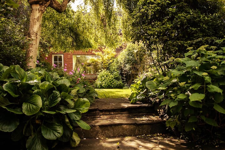 Dublin Centre Townhouse With Private Large Garden - Dublín