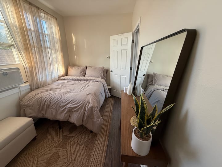 Bright 2 Bedroom In Brighton Park W/parking! - Scottsdale - Chicago