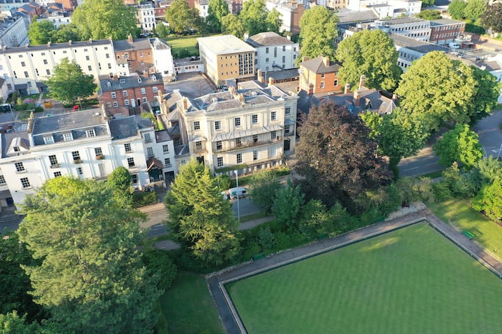 Large Stylish Family Gathering Space Nr Docks - Gloucestershire