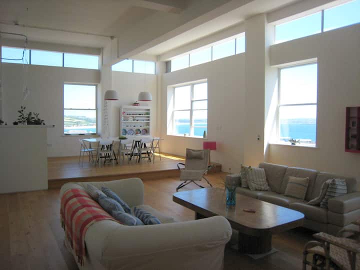 Modern Seaside Loft, Great Views, Free Parking - Penzance