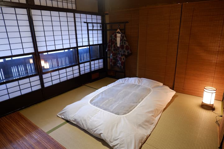 澤食(さわい)京都花街の歴史的な町家の2階表の部屋 宮川筋を見下ろせます。 - Kyoto
