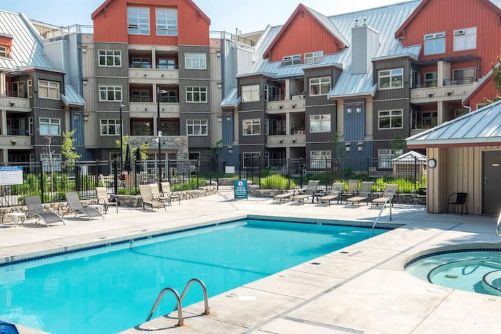 Large, 2 Level, One Bedroom Condo - Pool & Hottub - ウィスラー