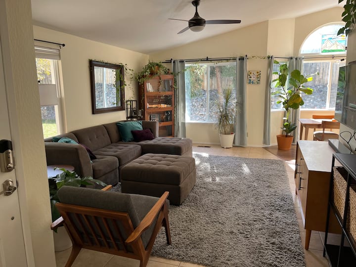 Bright And Airy Nw Reno Home - Reno, NV