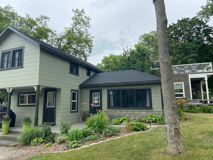 Charming Harbourfront Grand Bend Cottage - Grand Bend