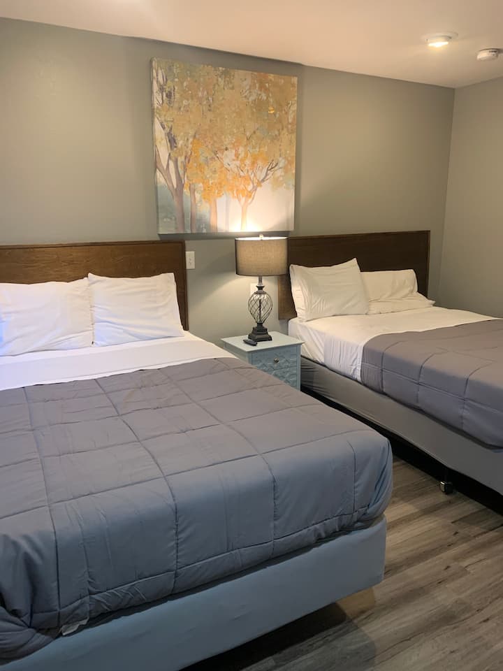 Hotel /Close To Milwaukee Newly Remodeled - Waukesha, WI