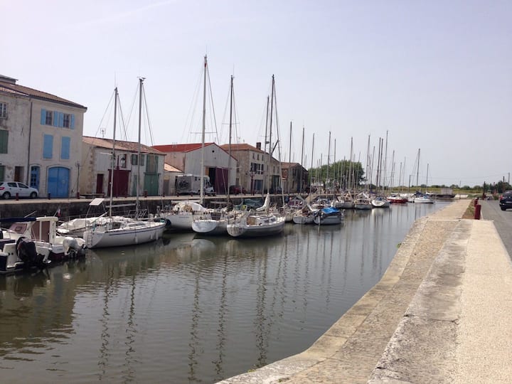 Studio Sur Le Port De Marans Face Aux Bâteaux - Charron