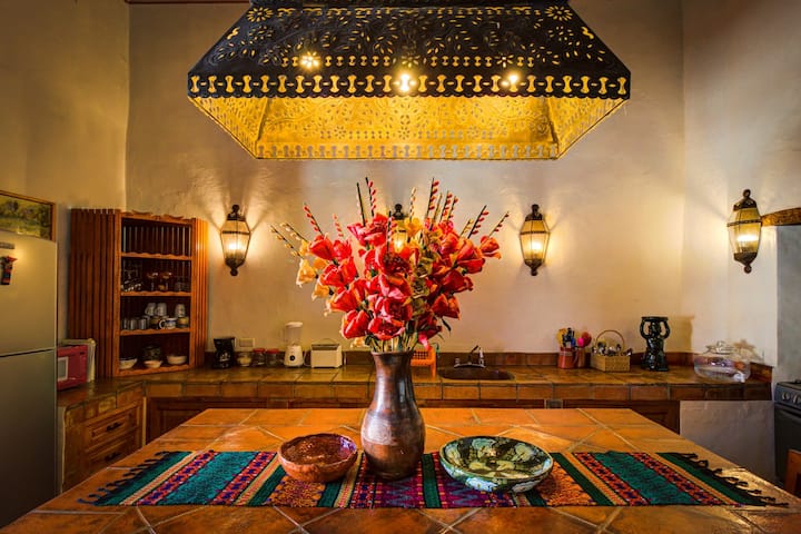 Gran Sala ~Classic Comfort~ King Bed ~ 5* Location - Patzcuaro