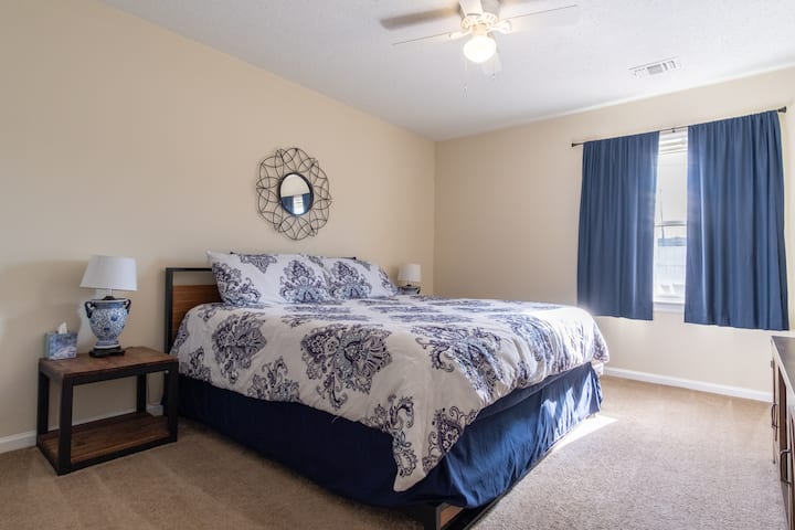 Fast Wifi! King! Tree House Bed! Arcade! Smrt Tvs - Virginia Beach, VA
