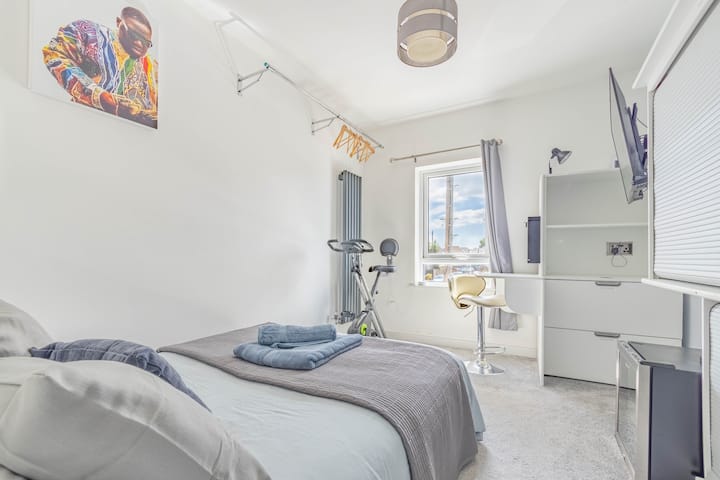 Bedroom With Workspace Near Beach! - Rm 3 - Bournemouth