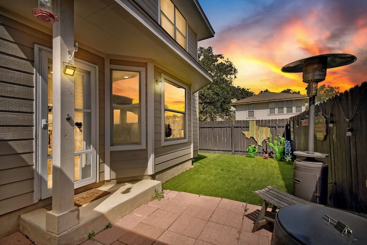 Steps To Main! Luxe Hot Tub+fast Wifi & Work Zone - Fredericksburg, TX