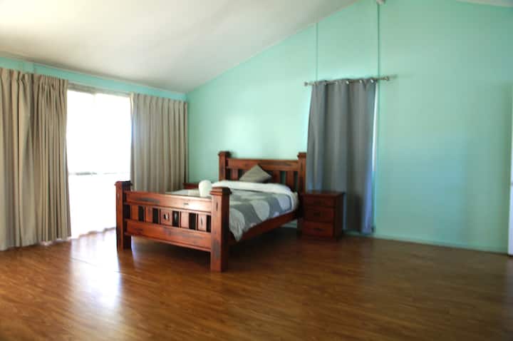 Large Private One Bedroom Unit - Springwood