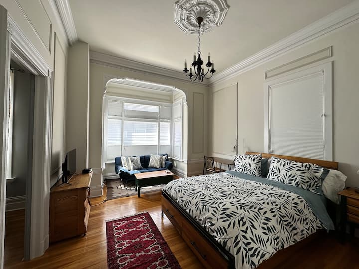 Sunny Victorian Studio In Pacific Heights - San Francisco, CA