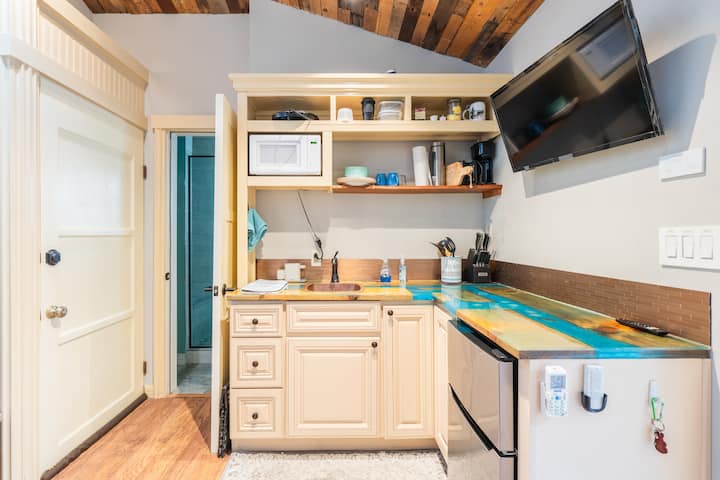 Grove Casita/ Amiable Room, Private Enrty, Bath - San Diego, CA