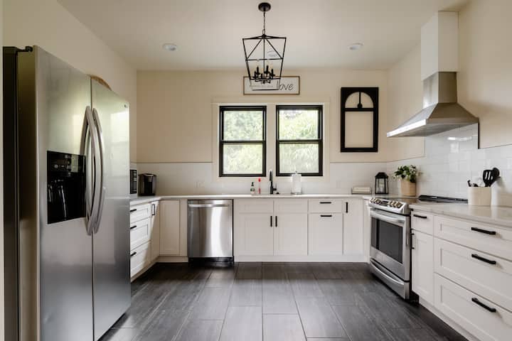4br Farmhouse | Remodeled • Ideal For Groups - Portland, OR