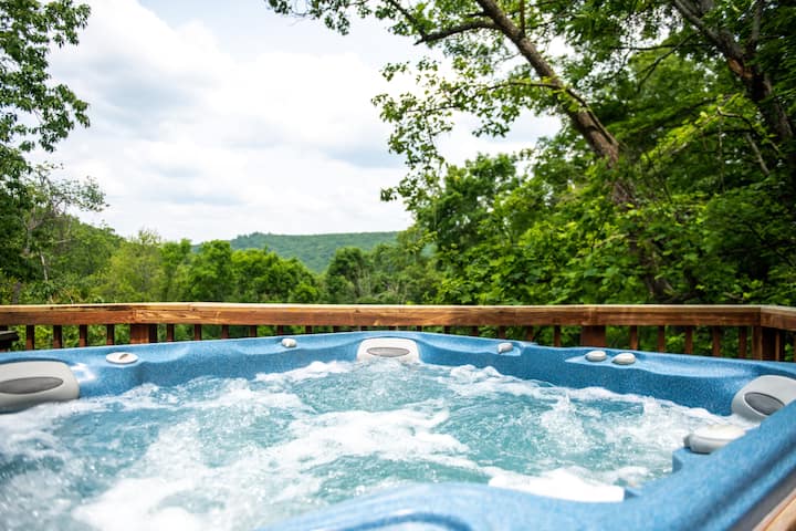 Modern Mountain Retreat, Hot Tub & Views - West Virginia