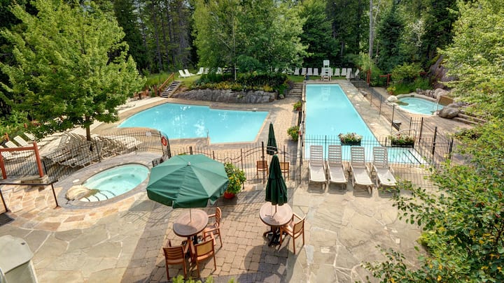 Sun Splashed 3 Bedroom Condo, Pool, Hot Tub, Sauna - Mont-Tremblant