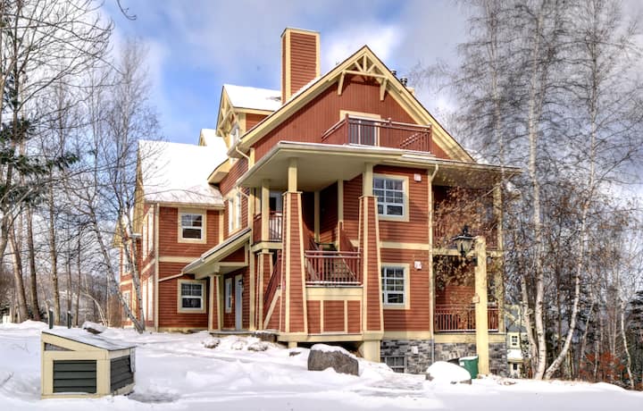 Sun Splashed 3 Bedroom Condo, Hot Tub, Sauna, Etc. - Mont-Tremblant