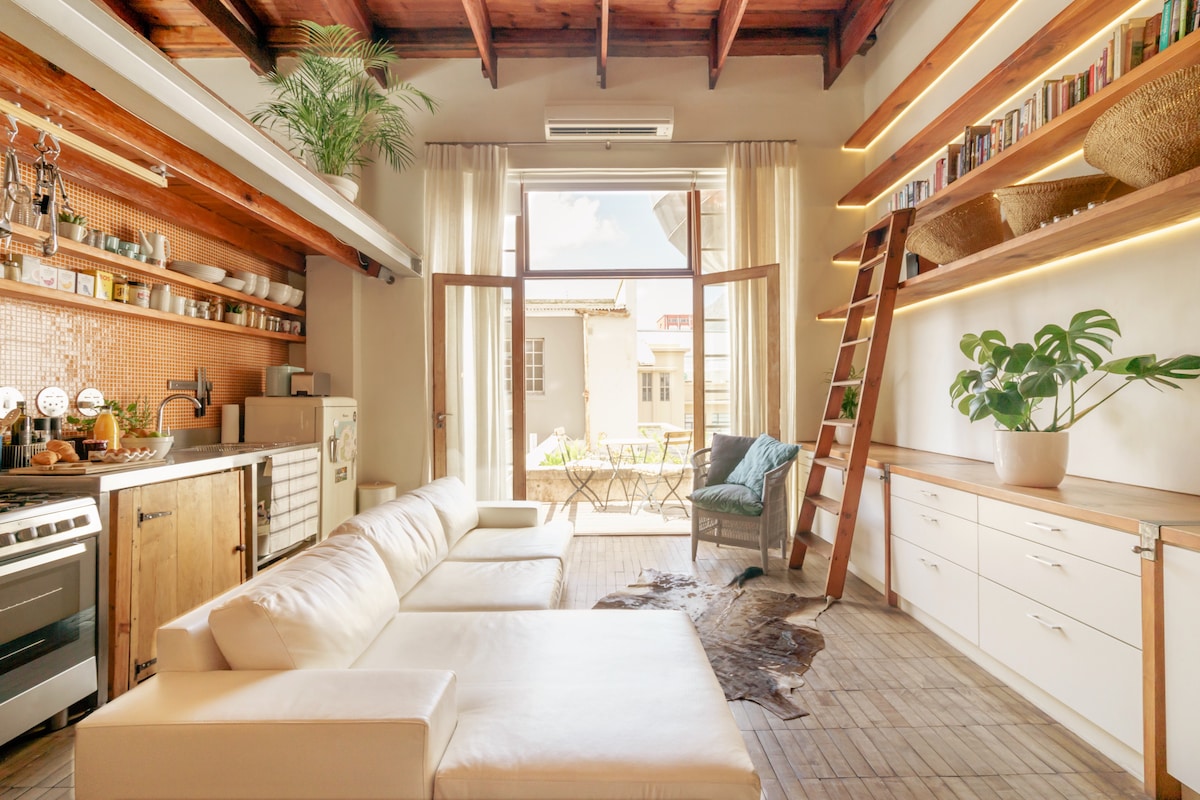 Gemütliches Loft in der Innenstadt mit Blick auf die Dachterrasse ...
