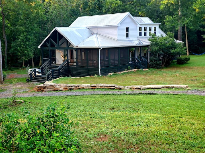 Stay & Tailgate In Bulldawg Country - Athens, GA