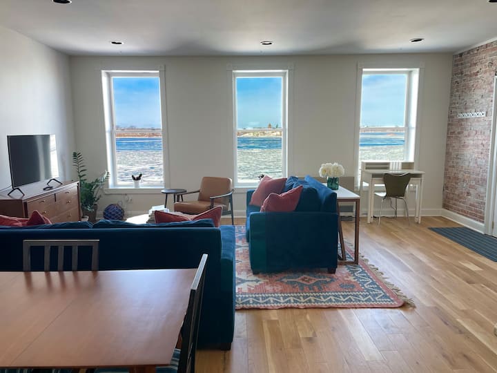 2br Waterfront Penthouse In Downtown Clayton - Gananoque